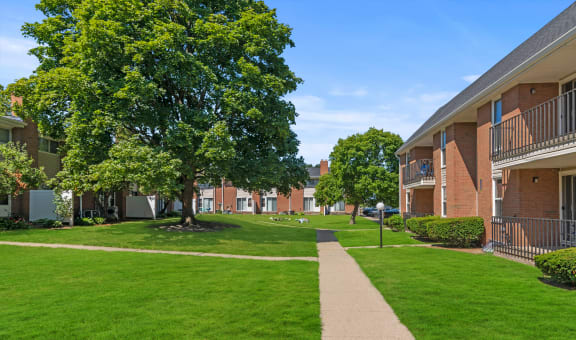 Kings Pointe Apartments - Warren, MI | Apartments in Warren, MI