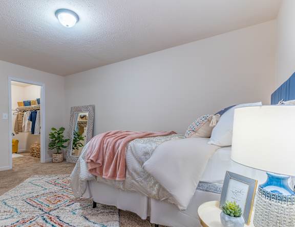 1, 2 & 3-Bed Apartments in South Louisville, KY | Crestview at Louisville