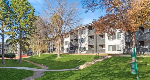 3300 Tamarac Apartments | Apartments in Denver | Hampden Apartments