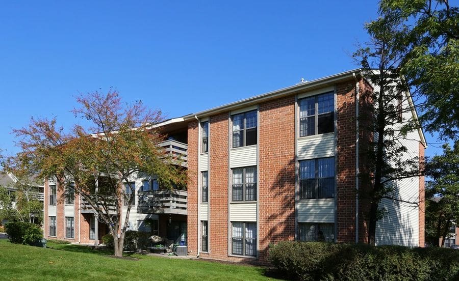 Photos and Video of Clover Ridge East Apartments in Palatine, IL